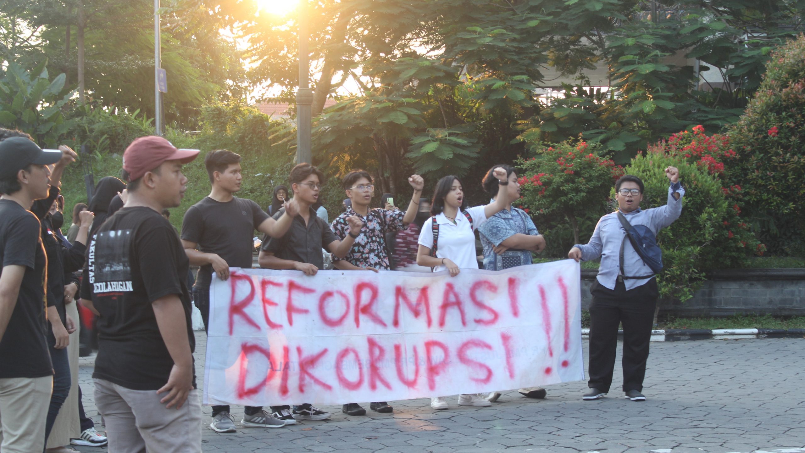 Peringati 26 Tahun Reformasi: Aliansi BEM UNS Gelar Aksi Mimbar Bebas ...
