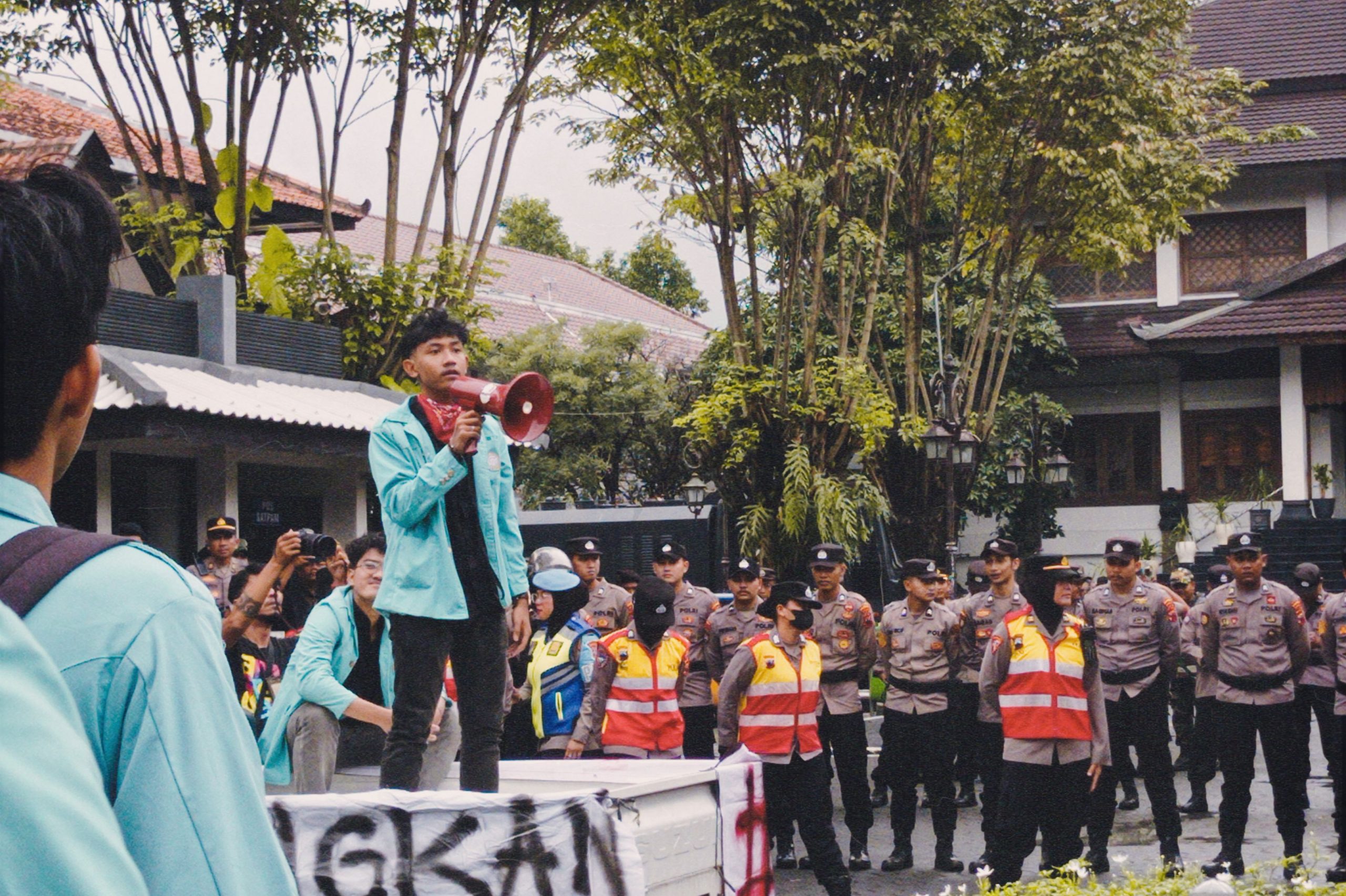 MAHASISWA UNIVERSITAS SEBELAS MARET (UNS) GELAR AKSI TOLAK RUU TNI ...