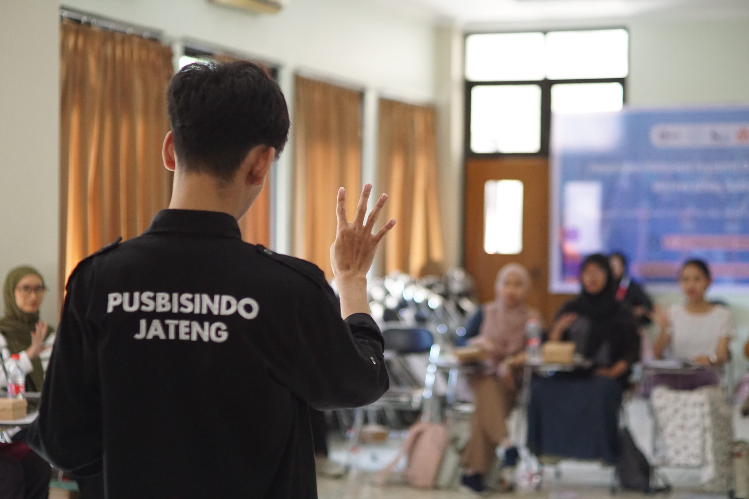 Ruang Kecil, Mimpi Besar: Bahasa Isyarat Jembatan Kesetaraan di UNS ...